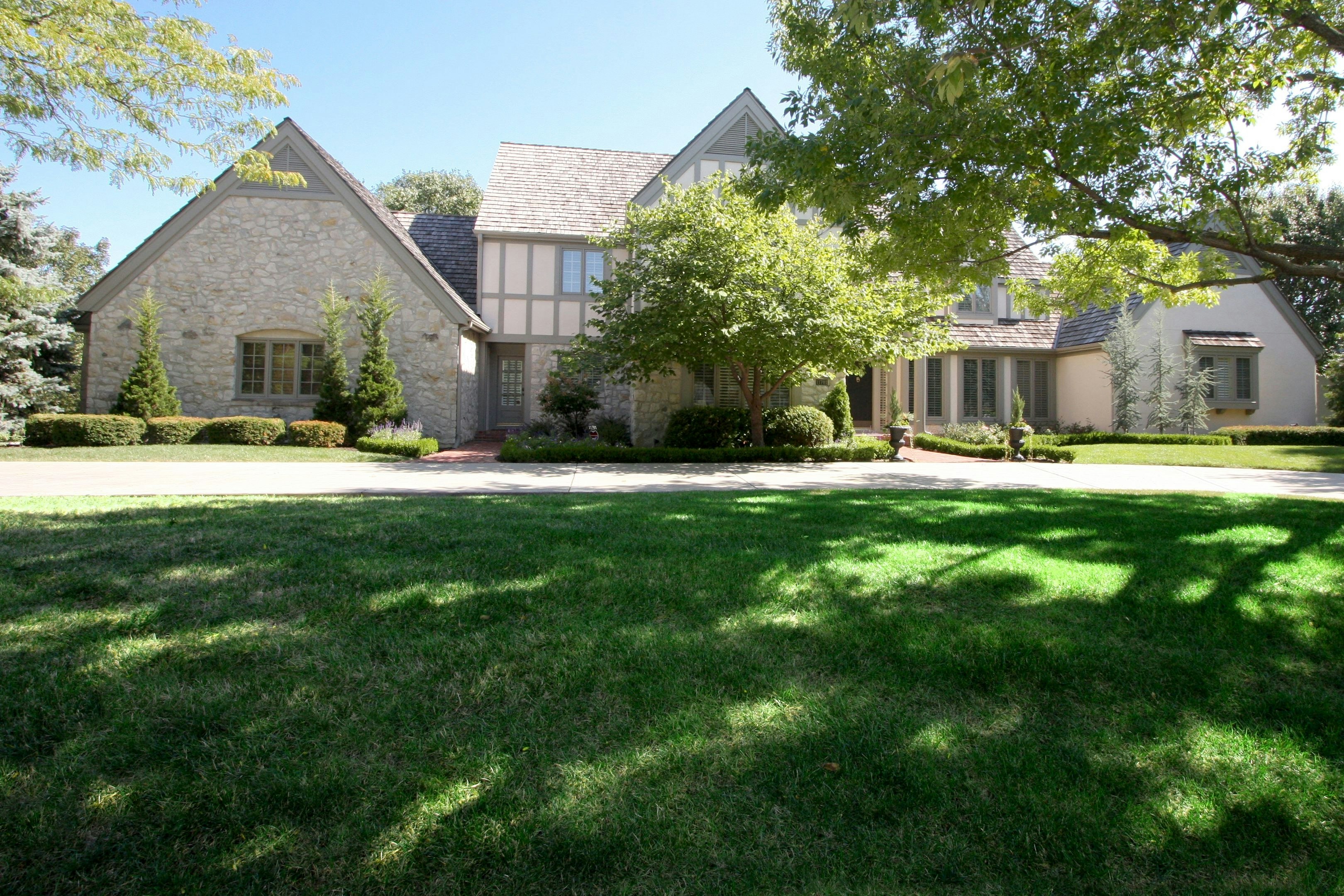 11701 Brookwood St, Leawood, KS 66211, Presented by SUZY GOLDSTEIN ...