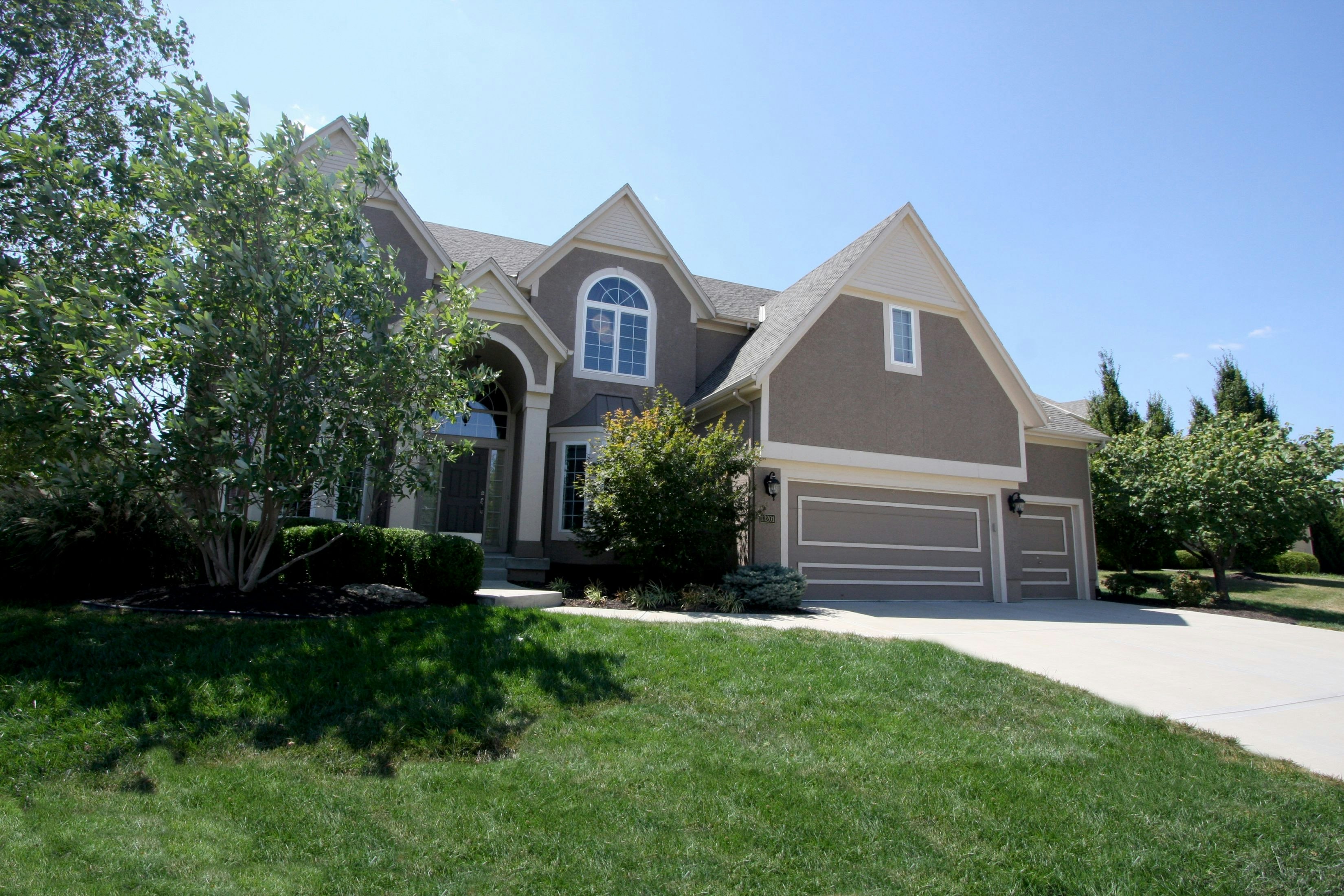 13201 Falmouth St, Leawood, KS 66209, Presented by SUZY GOLDSTEIN ...