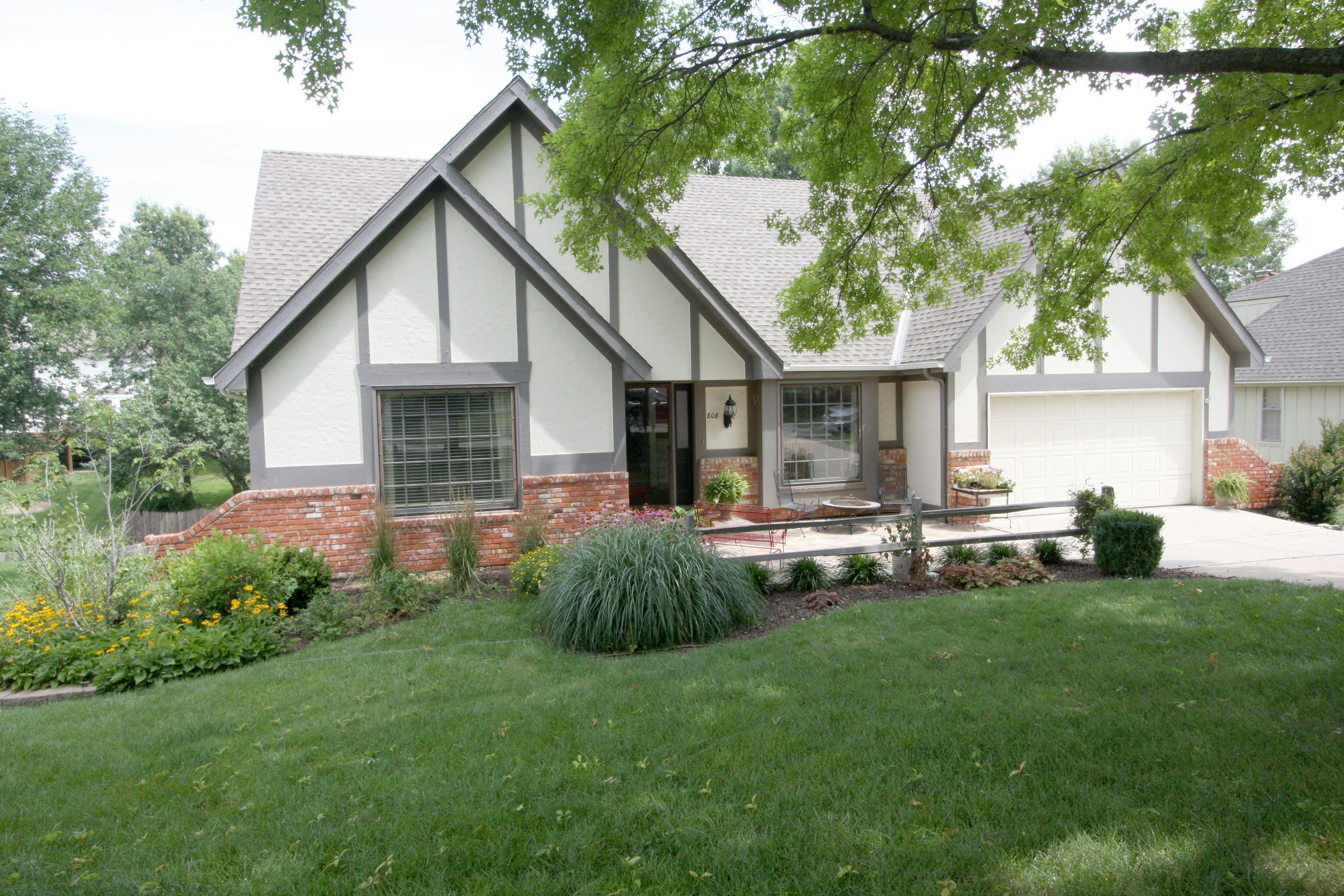 808 W 121 St, Kansas City, MO 64145, Presented by Suzy Goldstein ...