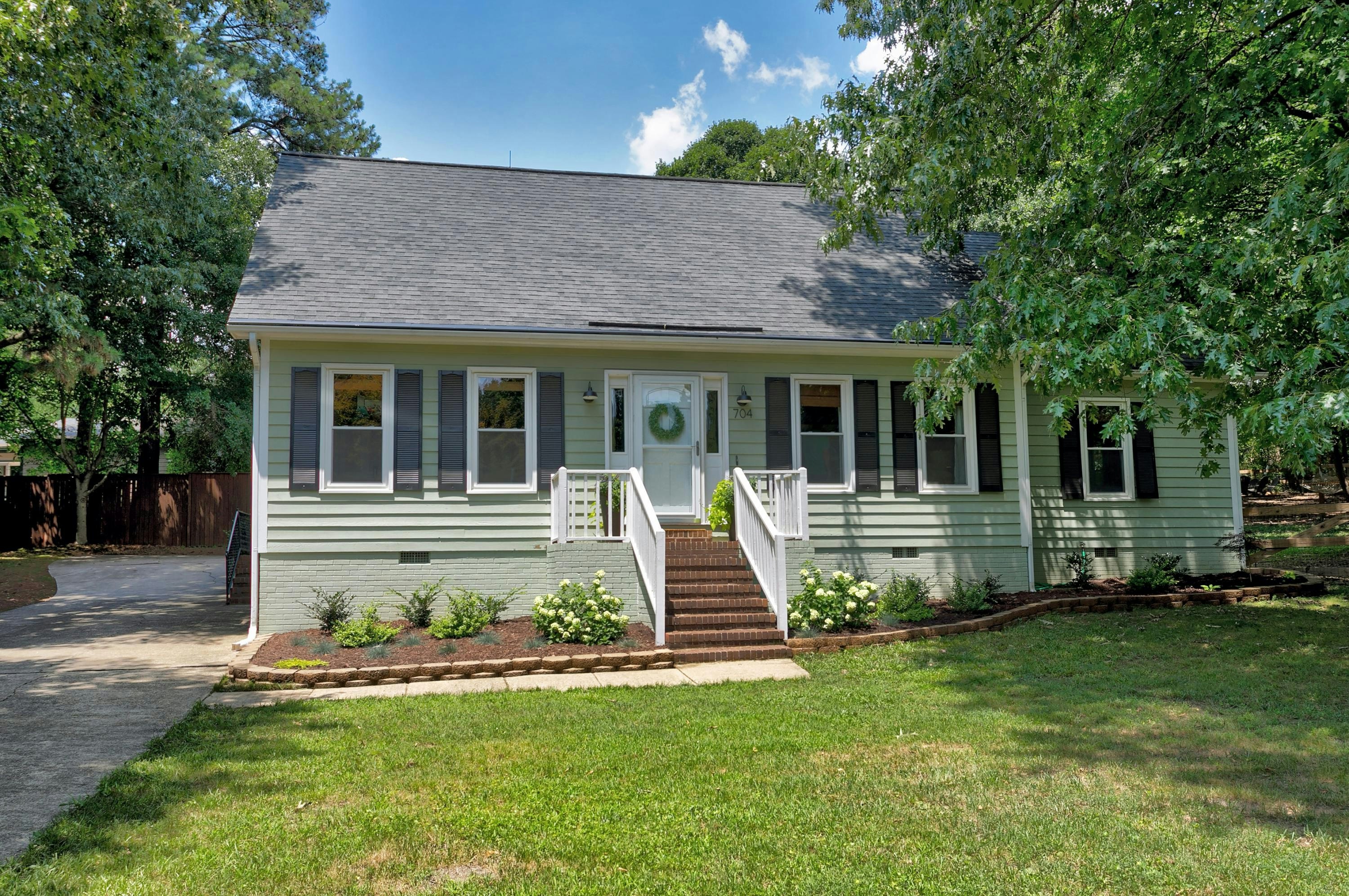 704 Valerie Drive, Raleigh, NC 27606, Presented by Betsy Simmons ...